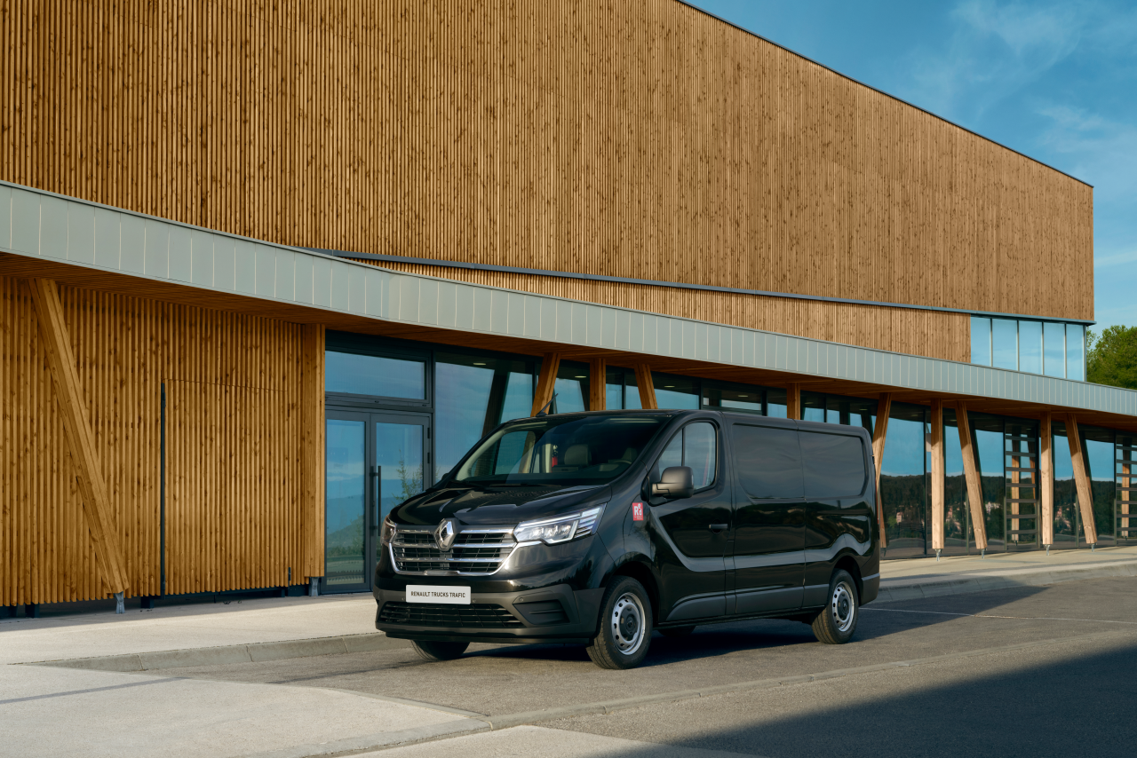 RENAULT TRUCKS TRAFIC RED EDITION: AN EXCLUSIVE CUSTOMISED OFFER ...