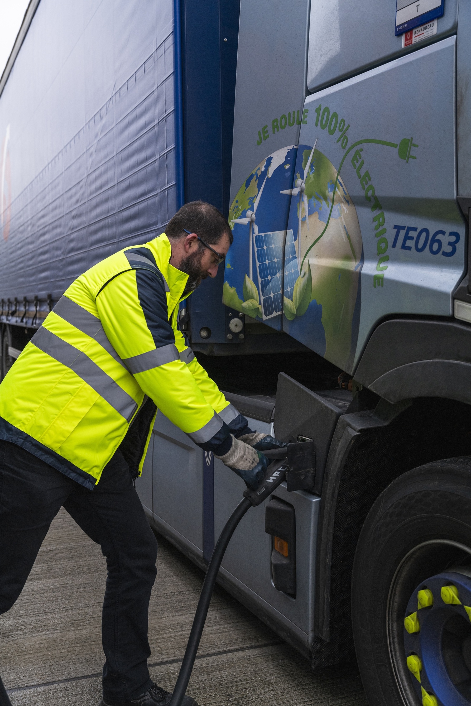 Renault Trucks electrifies its Blainville - Bourg-en-Bresse - Lyon ...